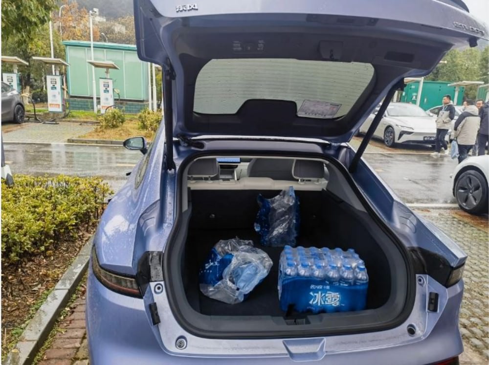 Dongfeng Unveils eπ 007 Sedan